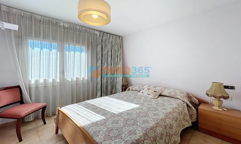 Top floor with no neighbors above, a stone's throw from the sea